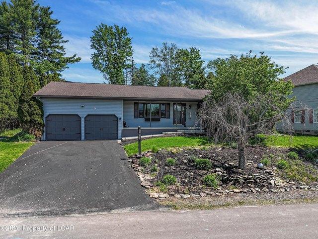 25 Idlewood Dr, Dallas, PA 18612