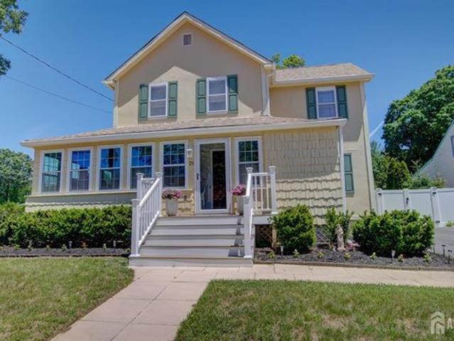 25 Lake Ave, Helmetta, NJ 08828
