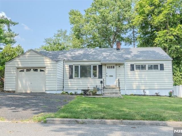 25 Lakeview Dr, Emerson, NJ 07630