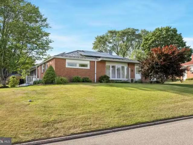 25 LAUREL LN, PLYMOUTH MEETING, PA 19462 Single Family Residen.