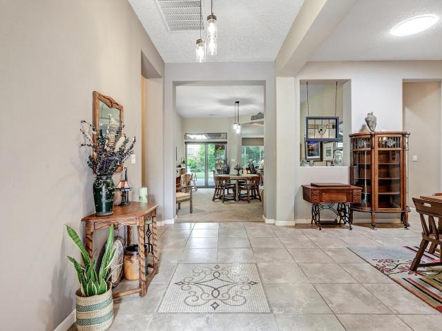 25 Los Balcones Place NE