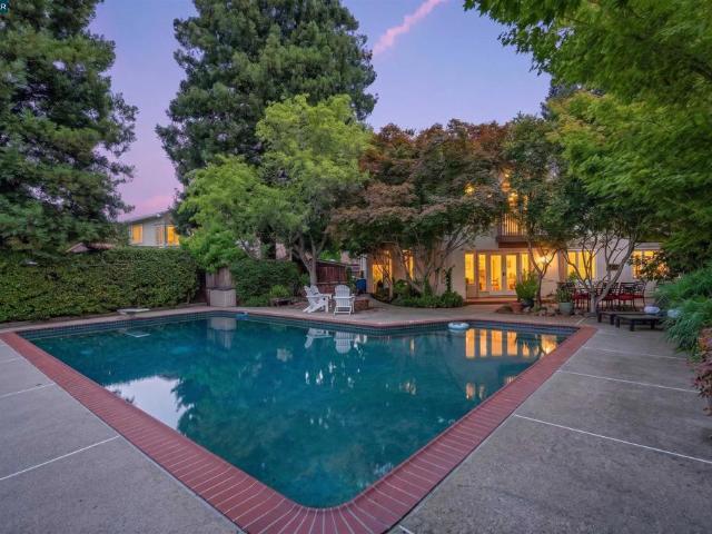 25 Lynnbrook Ct