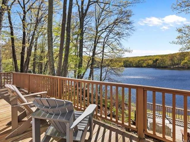 25 Manitook Dr, Oxford, CT 06478