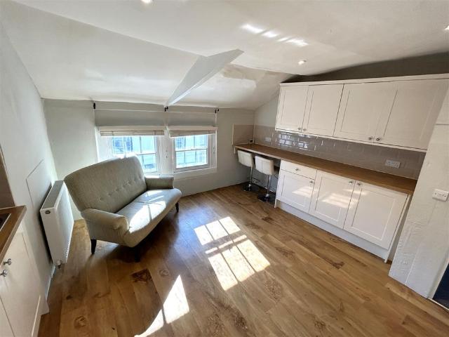 25 Market Place, Chippenham, SN15