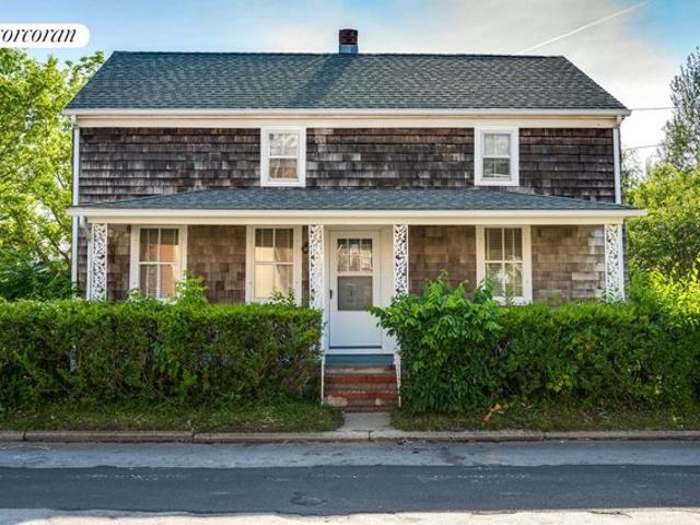 25 Meadow St, Sag Harbor, NY 11963