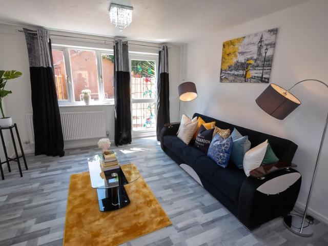 25 Mins to C. Ldn! Stunning 2Bedhome Sleeps 4 !