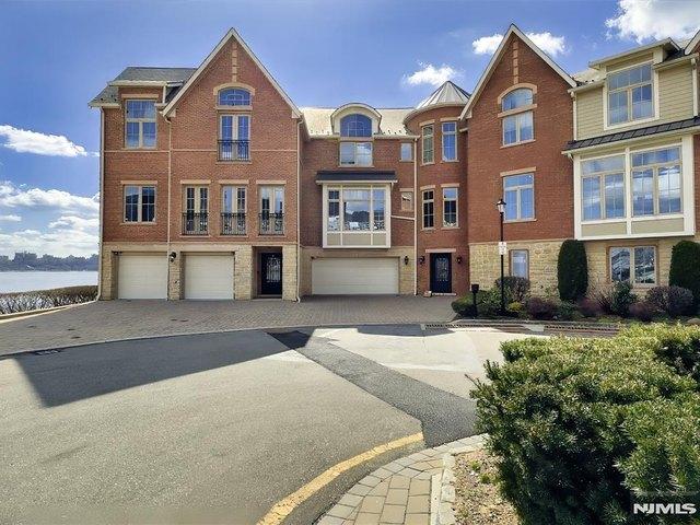 25 Moorings Ln, Edgewater, NJ 07020
