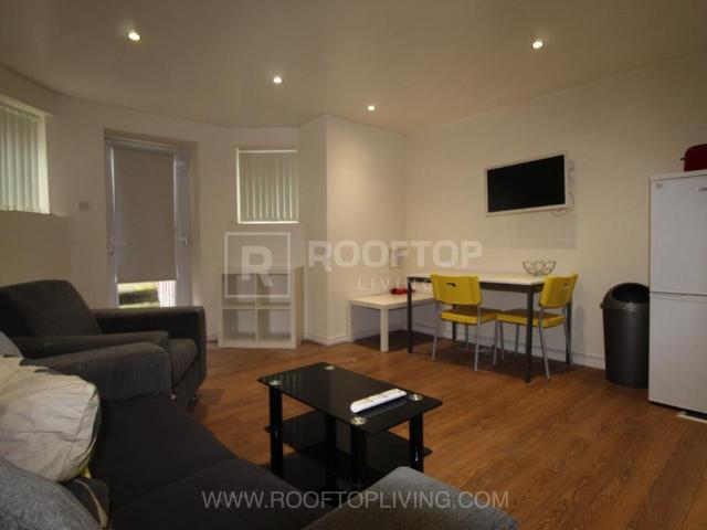 25 Moorland Avenue, Leeds LS6 3 bed house to rent £1,755 pcm £405 pw