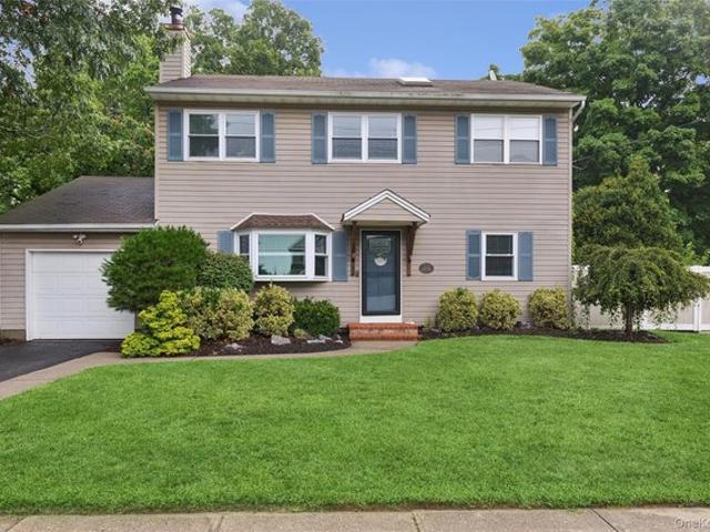 25 N Ocean Ave, Center Moriches, NY 11934