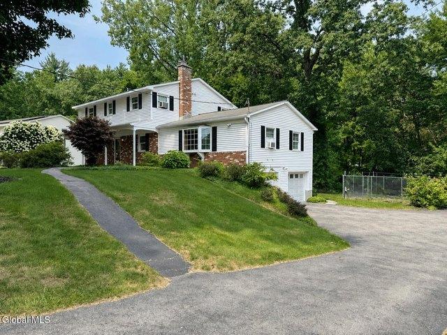 25 N Hill Dr, Ballston Lake, NY 12019