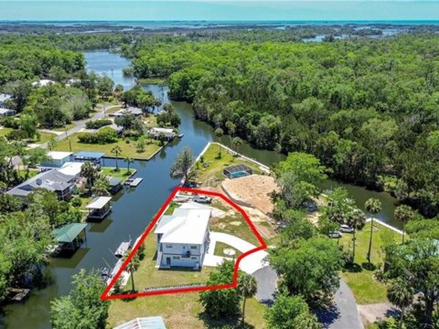 25 N Palm Dr, Yankeetown, FL 34498