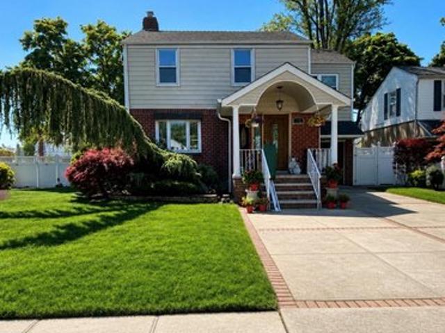 25 Nassau St, Elmont, NY 11003
