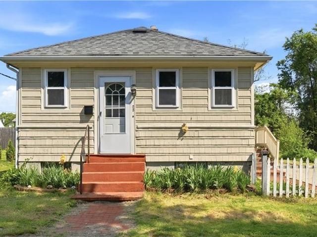 25 Oakdale St, Warwick, RI 02888