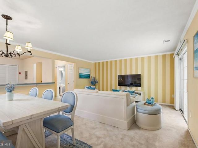 25 Phoenix Ct, Tinton Falls, NJ 07712
