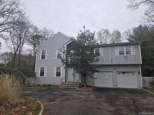 25 Pine Cone Ln, Islandia, NY 11749