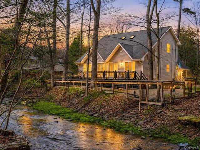 25 Pine Grove St, Woodstock, NY 12498
