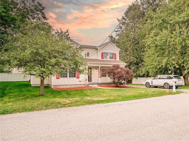 25 Pleasant Ave, Narragansett, RI 02882