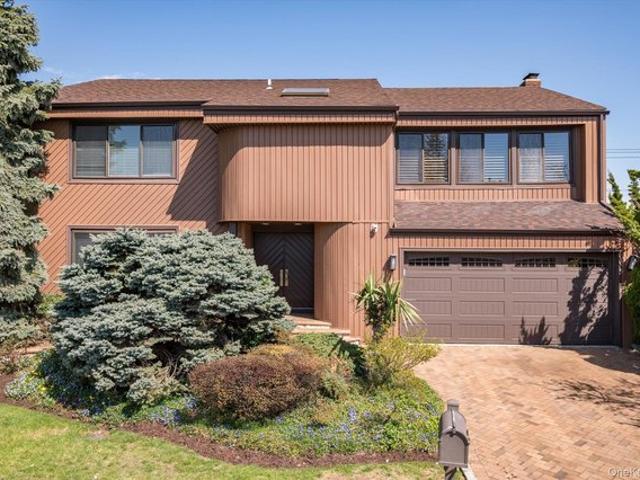 25 Princeton Dr, Syosset, NY 11791