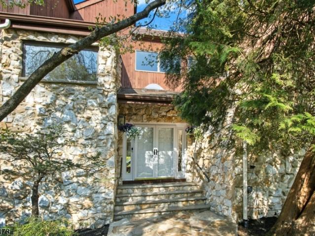 25 Ravenswood Ln