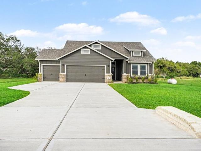25 Red Barn Rd, Bay City, TX 77414
