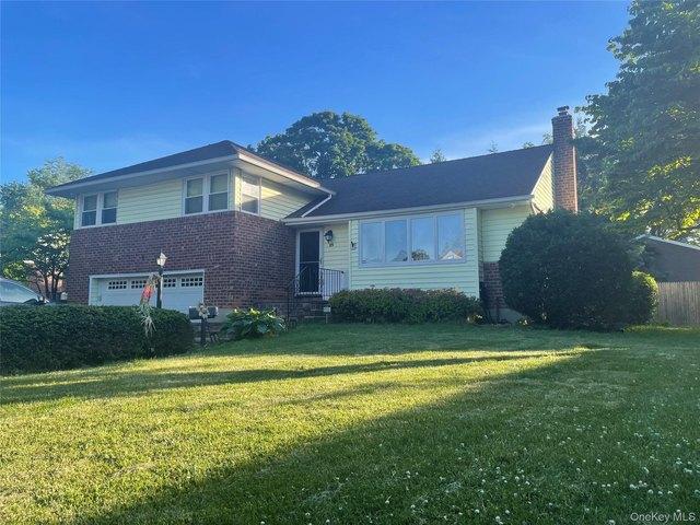 25 Reed Ln, Westbury, NY 11590
