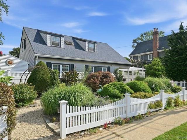 25 Rhode Island Ave, Massapequa, NY 11758