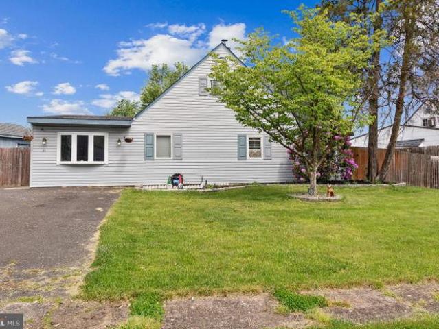25 Ring Ln, Levittown, PA 19055