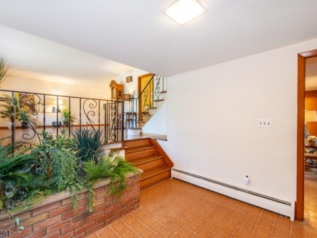 25 Robbins Ave