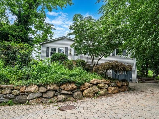 25 Rosedale Rd, Sound Beach, NY 11789