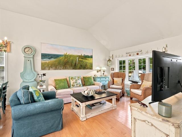 25 Sea Horse Road