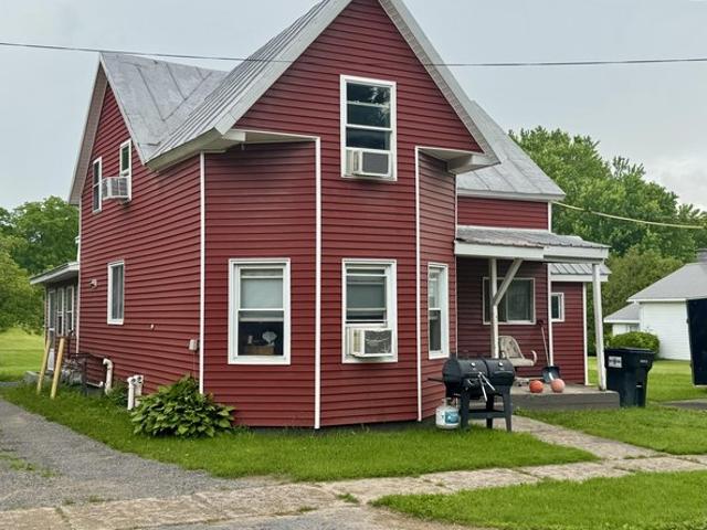 25 Spruce St, Champlain, NY 12919