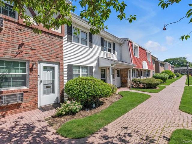 25 Springwood Dr, North Babylon, NY 11703