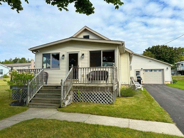 25 Stockbridge St, Saint Ignace, MI 49781