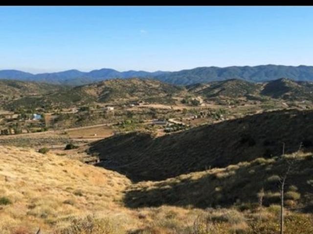 25 Summit Valley Rd, Oak Hills, CA 92344