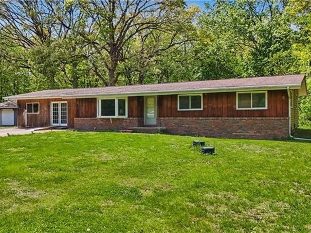 25 Sunset Dr, Oakwood, IL 61858