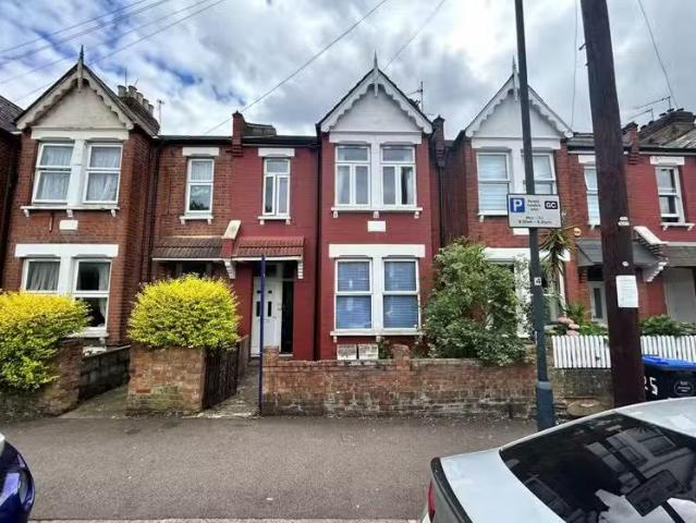 25A Deacon Road, Willesden, London. 2 bed flat £215,000