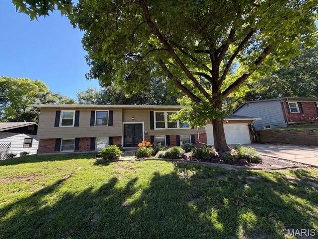 2605 Brookridge Ln, Saint Charles, MO 63301