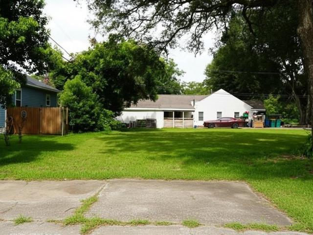 2606 N Houston Dr, La Marque, TX 77568