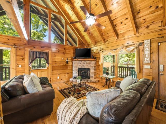 2606 Tree Top Way
