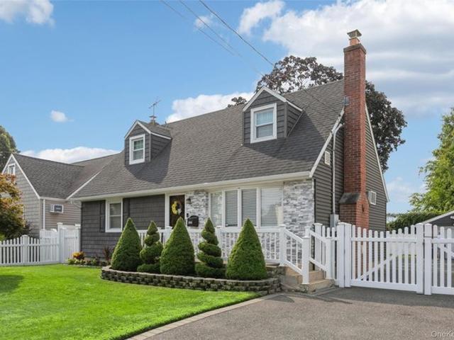 2606 7th Ave, East Meadow, NY 11554