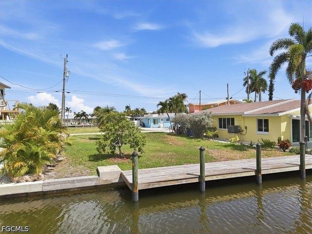 2609 Bayshore Dr, Matlacha, FL 33993