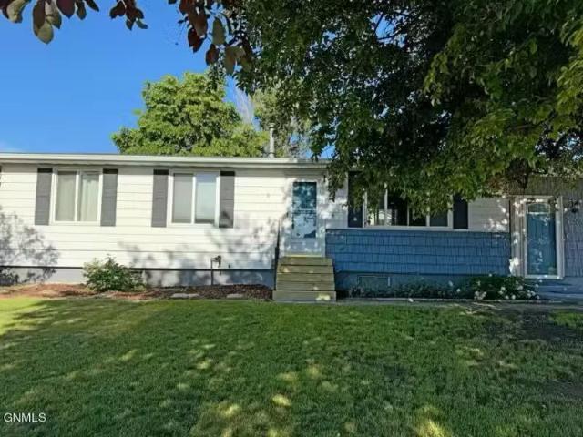 2609 SKYWAY CT, WILLISTON, ND 58801 Single Family Residence Fo.