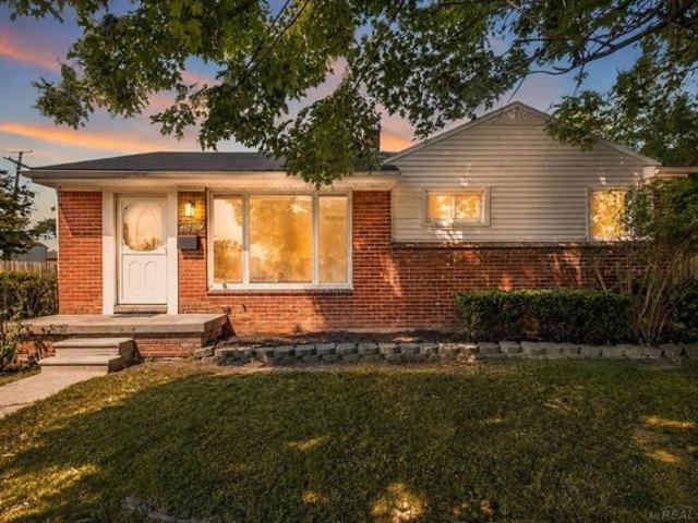 26001 Fernwood St, Roseville, MI 48066