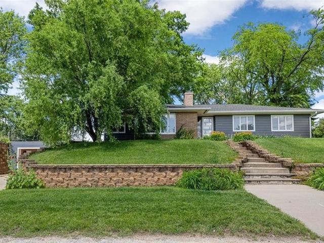 2600 Maple Dr NW, Cedar Rapids, IA 52405