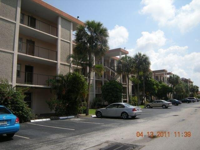 2600 NW 49th Ave Apt 410, Lauderdale Lakes, FL 33313