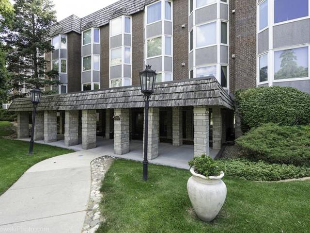 2600 Windsor Mall Apt 2B, Park Ridge, IL 60068