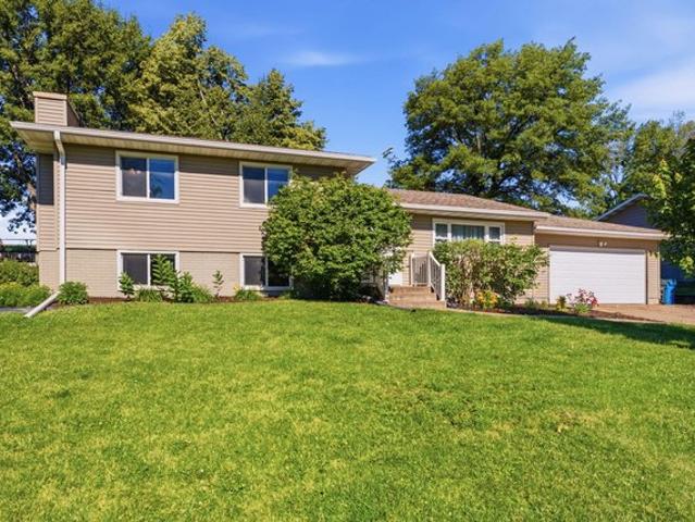 2602 Imperial Oaks Dr, Muscatine, IA 52761