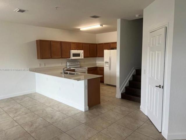 260 109th Ave NW #202, Miami, FL 33172