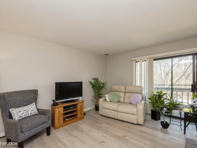 260 E Court Of Shorewood Court # 4