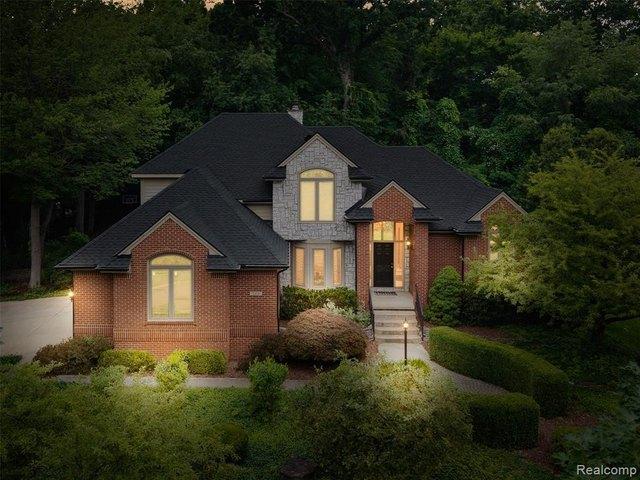 260 Forest Crest Dr, Commerce Township, MI 48390